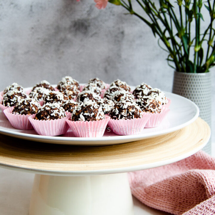 Easy no-bake coconut and chocolate balls (Mother's Day gift idea ...